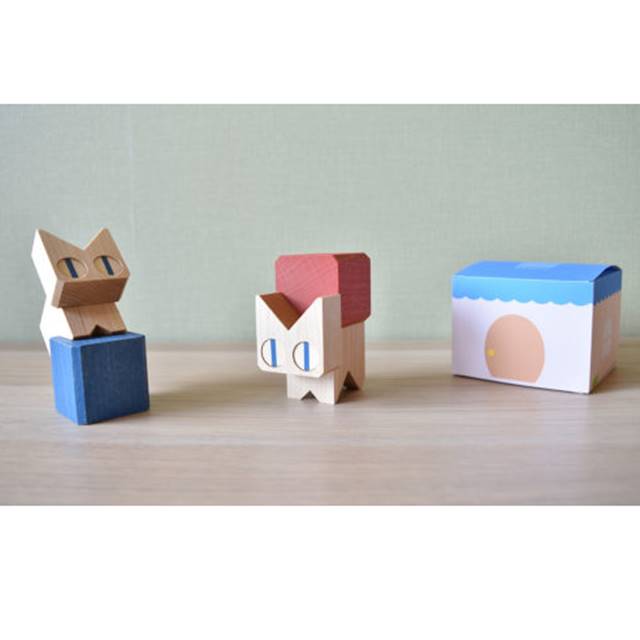 商品詳細 対象年齢 3歳〜 サイズ ネコ　60×60×40（mm）・積木　40×40×40（mm） 内容 白ネコ×2　積木×2 企画デザイン おもちゃのこまーむ 生産国 日本猫の積み木 ネコブロック メープル こむまぐ（おもちゃのこまーむ）...