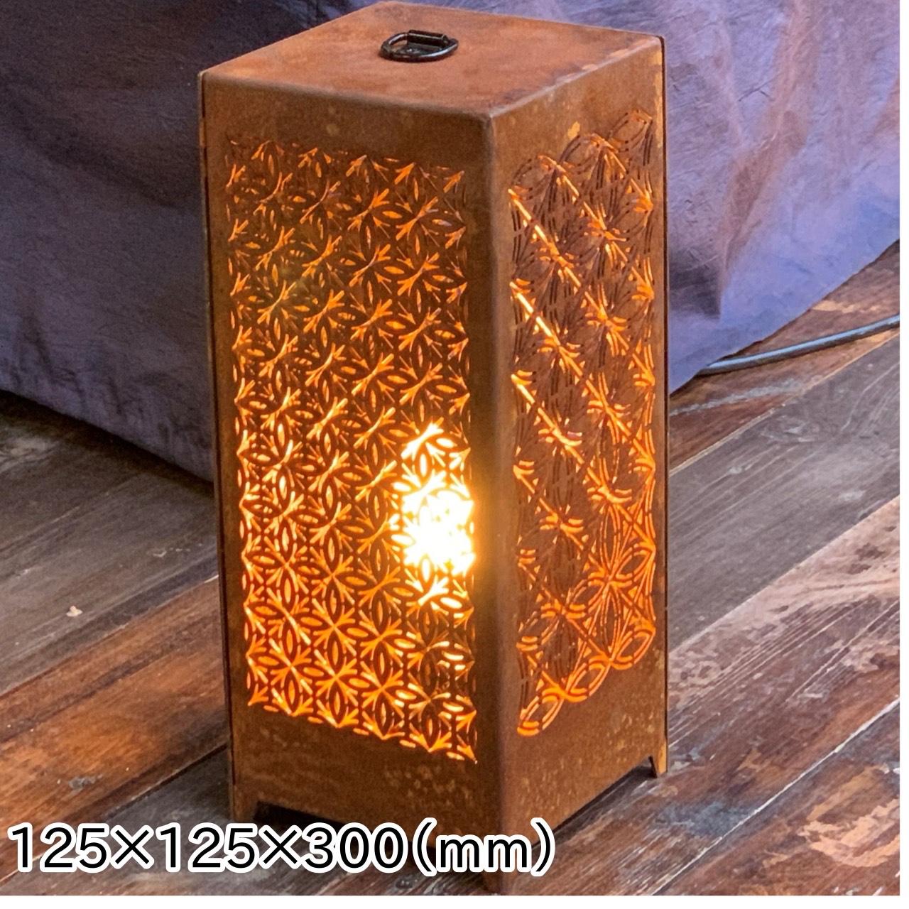 Mole ランタン Squareは、庭やテラスを温かく照らすために設計されたランタンです。 アースカラーであるサビ色は周囲の景色にとても合う色調です。 細やかなデザインが施されており、光が漏れる様子が美しく、特別なひとときを演出するための理...