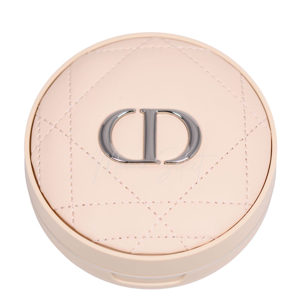 ★商品情報 メイクアップをしっかりセットし、粉っぽさや厚塗り感なく自然な透明感と明るさを肌に与えるルースパウダー。スキントーンと調和し、より均一でさらさらに、重ねるほど美しい素肌感のあるナチュラルな輝きを纏った肌に仕上げます。 新色のコーラ...