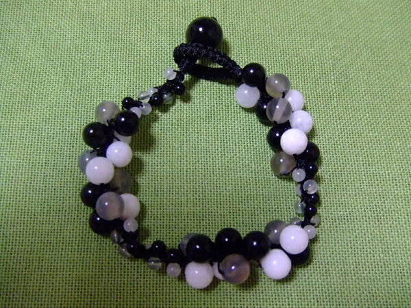 ロンドンで活躍するジュエリーデザイナーのMATTHEW LOさんのちょっとアジアンチックなロンドンで大人気のストーンジュエリー、カラフルなMATTHEWさんこだわりのいろいろな天然石を組み合わせたとってもキュートなブレスレットです。それから...