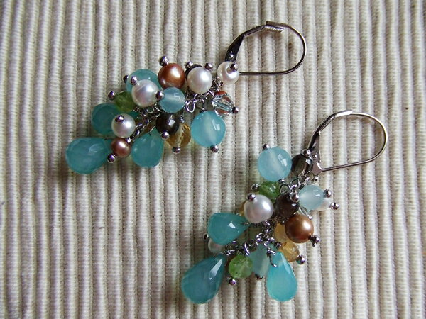 まるで葡萄のふさのようにたわわにいろ〜んな宝石を組み合わせたちょっと素敵でフェミニンなピアス！(ブルー）たくさんの天然の宝石、アクアマリーンなどを使用してデザインされた素敵な存在感のあるピアスで、パリでも大人気です！。（メインの石：アクアマ...