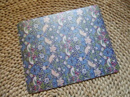 ロンドンでとても人気のデパートはフランスでも大変人気で、シャンゼリゼ通りやオペラ座近くに支店ができました。そして、イギリスらしいエコバックやショッピングバックもとても人気です。今回は、とてもキュートなMarks&Spenncerブタさんのシ...