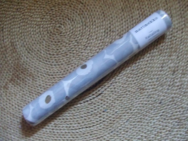 北欧フィンランドの人気ブランドmarimekkoより素敵なアイテムのご紹介です！ 防水の丈夫なペーパーで、お好きな大きさに切って使えます。 テーブルランナーやランチョンマット、本やノートのカバーなどのクラフトにも。 あまり手を加えずにお楽し...