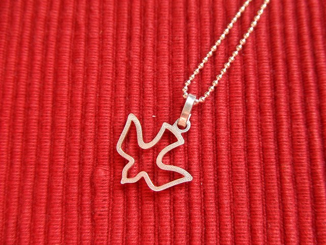 ”パリサクレクール寺院の幸福のぺジョンのメダイ”は世界中からパリに訪れた方々が御守りに購入され、みにつけているという話題のフランス、パリのぺジョンのメダイです。★「パリサクレクール寺院で購入したものです。 大きさ:約1．5cm。 色：銀 素...