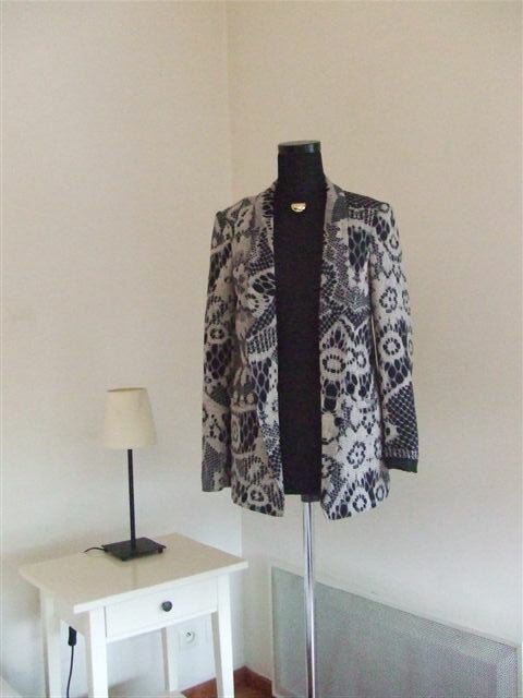 フランスブランドBenettonより個性的でとても素敵なジャケットのご紹介です。お色はモノトーンで、アブストラクトな柄の生地で、シンプルな形ですが、とても個性的でパンツに、スカートに合わせても個性的にスタイリッシュに着ていただけるお勧めのジ...