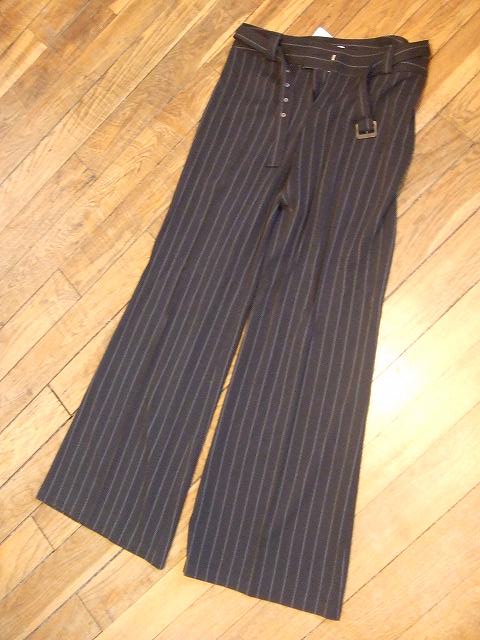 フランスPromodよりユニークで素敵なパンツのご紹介です。ストライプの柄で、スマートで、デザインも個性的！着心地もよく、パリジェンヌにも大変人気です！ブラウスやジャケットなどとコーデイネートすると素敵です。 Wool　50％、Viscos...