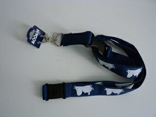 北欧フィンランドよりあるととても重宝するかわいいリネックストラップをご紹介します。 オフィスのIDなどに、かわいいムーミンの柄のついた ムーミンファンにお勧めのネックストラップです！ 縦　50センチ、幅　3センチ 色：ブルー（画像より若干ラ...