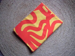Marimekko Fabric( マリメッコ生地） 　　　”JOOPAS　2　” 　　　　　　　by　MAIJA　ISOLA　 　　　　　　　（1964・K．I2008） マリメッコの生地はとても丈夫でお手入れ簡単。 イエローにオレンジの...