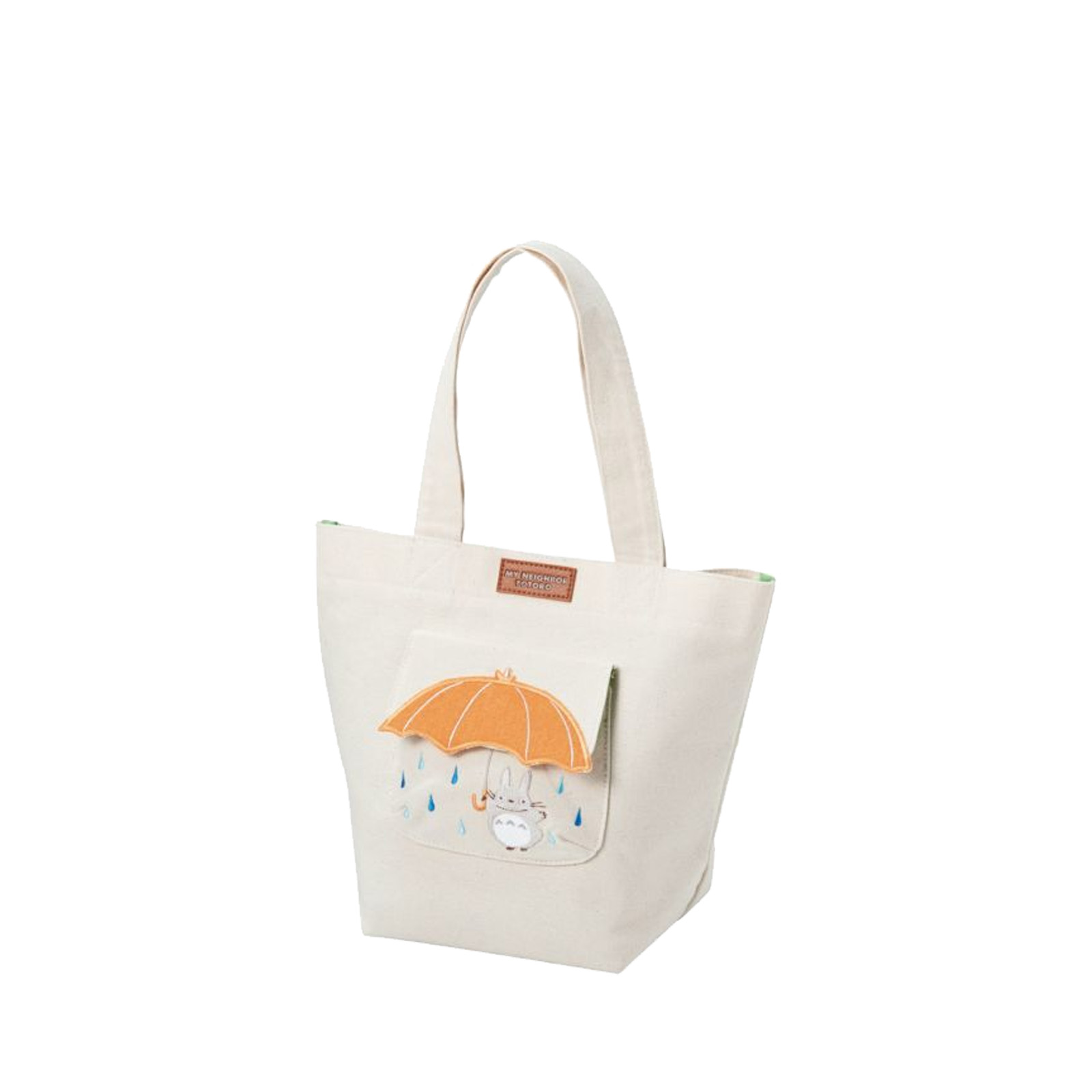 フタ部分が傘の形にダイカットされており遊び心のあるミニバッグです。 傘を持ったトトロが可愛い♪ちょっとしたお出掛け用に丁度良いサイズです。 素材　表生地：綿100％ 　　　中生地：ポリエステル100％ 　　　刺繍部分：ポリエステル100％ ...