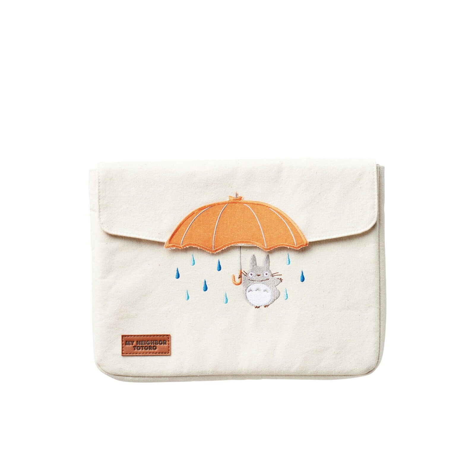 フタ部分が傘の形にダイカットされており遊び心のあるマルチケースです。 傘を持ったトトロが可愛い♪ 素材 表生地：綿100％ 中生地：ポリエステル100％ 刺繍部分：ポリエステル100％ アップリケ部分：綿100％ 詰め物：発泡ウレタン 仕様...