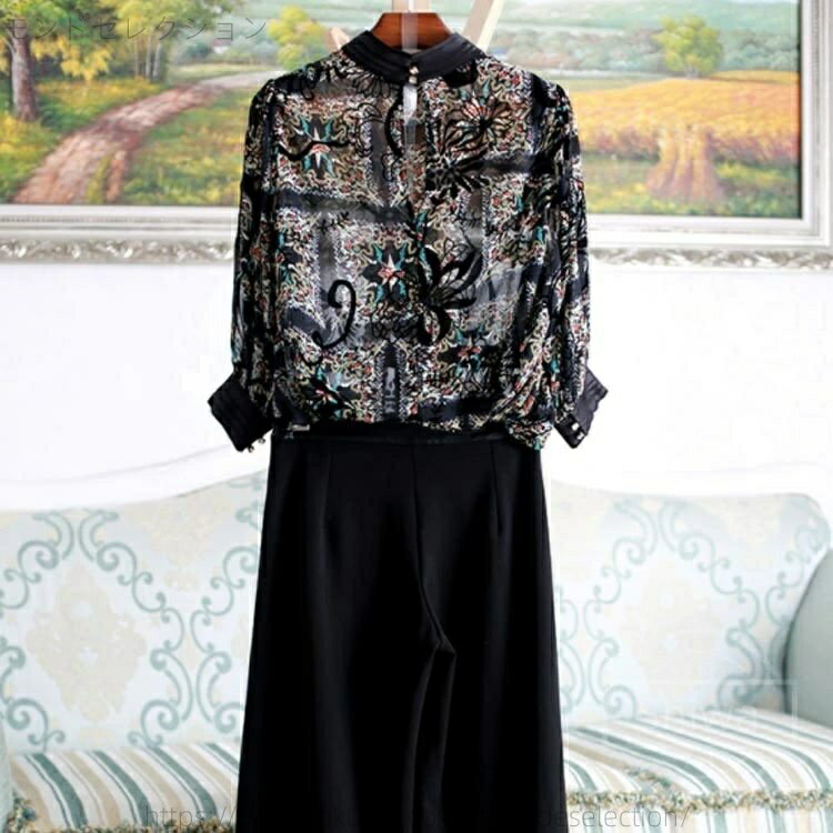 ・シフォンブラウスとワイドパンツの汎用性抜群なセットアップです。・シア—感のあるトップスは、まるでステンドグラスのような美しい色合いです。・ちょっとした立ち襟が、首元の気になる部分を隠せるだけでなく、エレガントな印象になれる1着です。・とて...