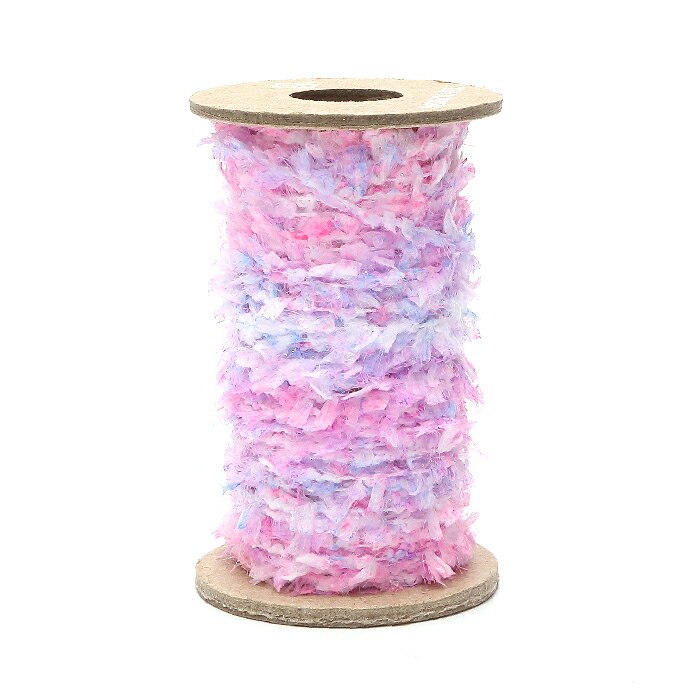 ■規格：5m巻 ■素材：ナイロン（NYLON）100％ 水彩画のように繊細なタッチで染められたファンシーヤーンです。 砂糖菓子のように可愛らしい色合いが作品をおしゃれに彩ります。 ぜひお試しください。水彩画のように繊細なタッチで染められたフ...