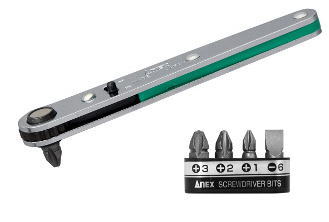 ◆狭い箇所でのねじ回しに ◆超短ビット採用で超薄型ヘッド21mm ◆全長19mm超短ビット ◆持ち手を変えず、左右の反復回し動作でネジを回せるラチェット機構 ◆ストレート型 ◆ギア枚数：16枚 　 品番 型 セット内容 425 ストレート ...