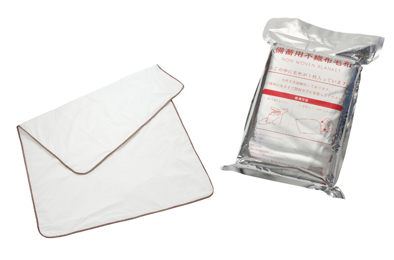 備蓄に最適！不織布素材の毛布で約500gと軽くて柔らかい！ 洗濯可能で繰り返し使える！(公財)日本防災協会の難燃認定商品 不織布6層構造 保温率60％ 約500g 2層の真空梱包 商品サイズ：1400x2000mm