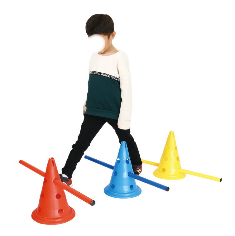 3段階の高さ調節が可能スラロームとしても使える3段階の高さ調節が可能なハードルのセットです。コーン上面の穴にバーを固定することもできるので、スラロームにも使えます。 商品サイズ：コーン：Φ230×310mm、ポール：Φ25×730mm、穴高...