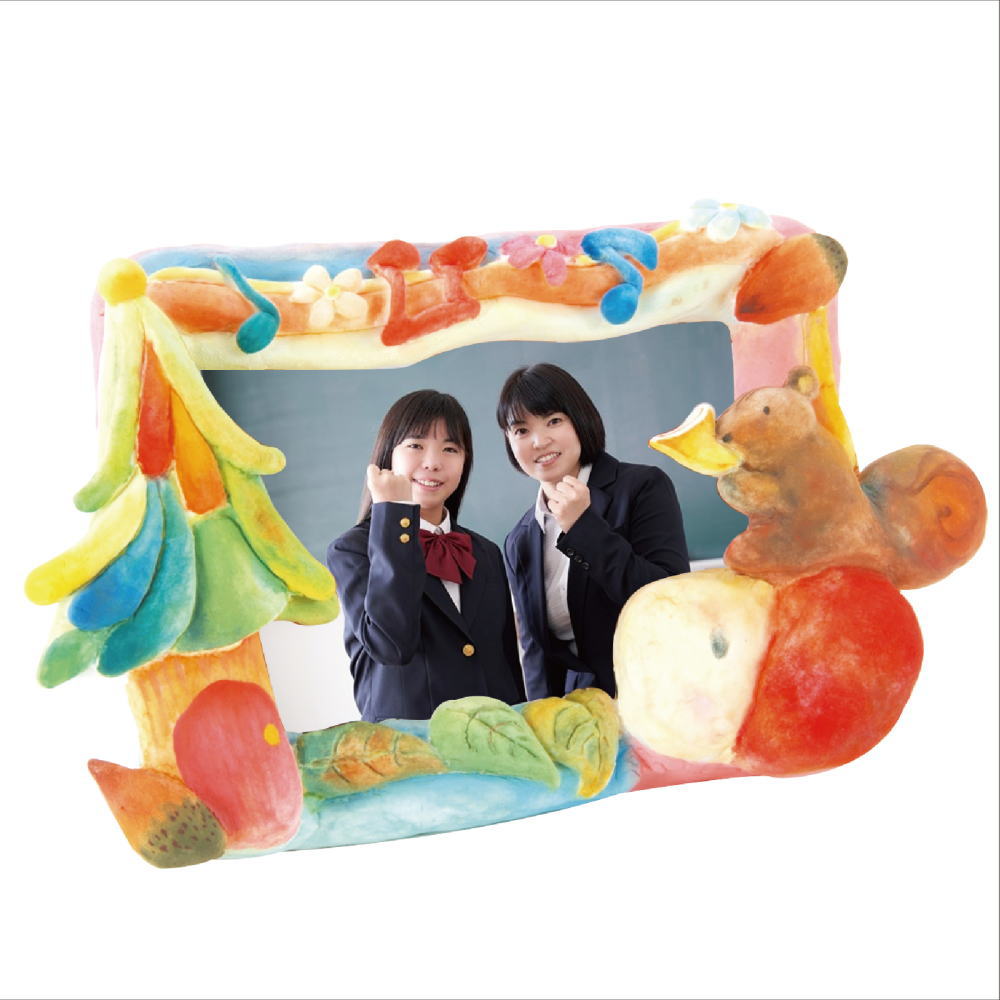 本体に穴があいているので、よく粘土がつきます。 まわりに粘土をつけるだけで、ステキな写真立てができます。 163×124×12mm中に入る写真の大きさ:90×130mm(透明板付) フォトフレーム(124×163×12mm)×1、中に入る絵...
