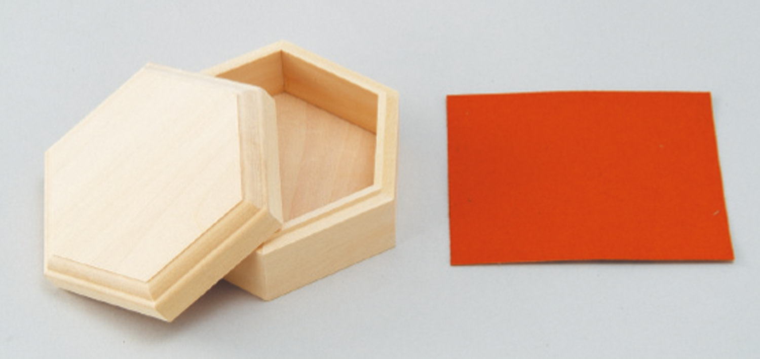 組み立て済 サイズ：101×116×58mm 紙やすり付 材質：しな又はイエローポプラ