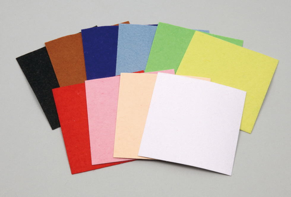 切って貼るだけのフェルトシール10色組！ 黒、茶、青、水、緑、黄、赤、ピンク、ペールオレンジ、白の10色。 サイズ：100×100×1mm