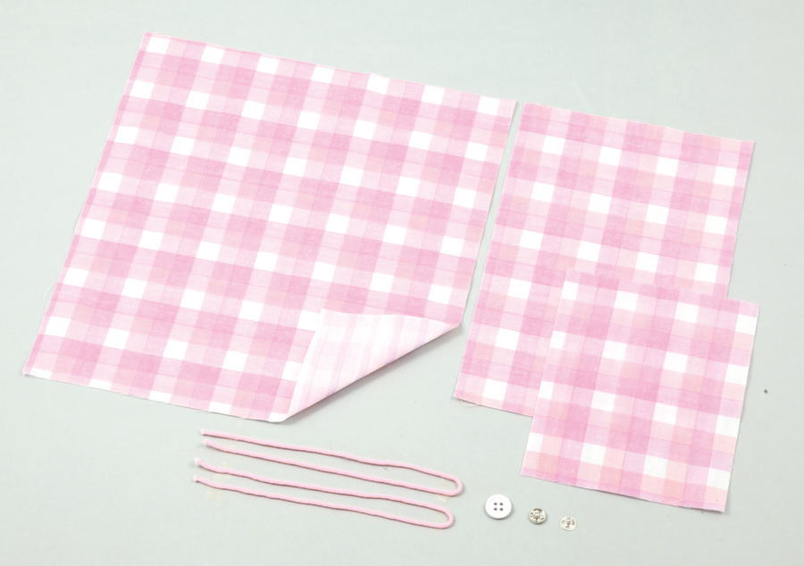 調理実習や給食当番の際にも利用できて実用的！ 縫い幅を変えると自分に合ったサイズのマスクを制作できる！ 生地は裁断済なので、短時間で実用的な作品が作れます。 学習内容：本返し縫い、半返し縫い、まつり縫い、ボタン付け ダブルガーゼ：250×2...