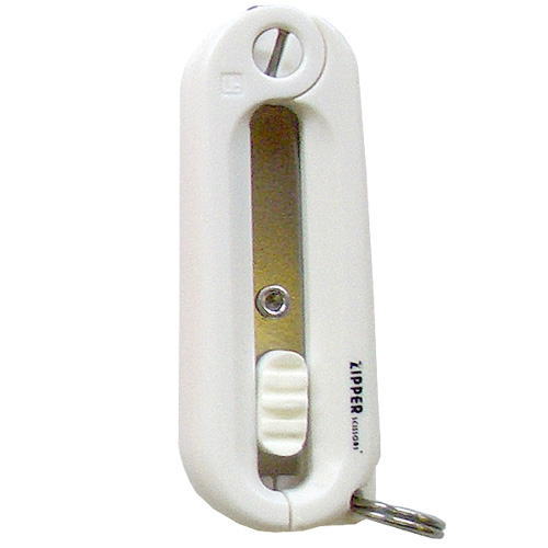 携帯に便利なコンパクトはさみ 　 　 ◆刃渡り：17mm 　 【仕様】 品番 カラー 使用サイズ 重量 仕様 ZPS01 ホワイト 65x16x10m 6.5g ハサミ ZPS02 オレンジ ZPS03 ブラック
