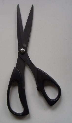 仕様 粘着テープ・接着剤などがこびりつかないフッ素樹脂コーティング加工 用途 紙・粘着テープ用 サイズ 全長：210mm 刃長：90mm 材質 フッ素樹脂コーティングステンレス材