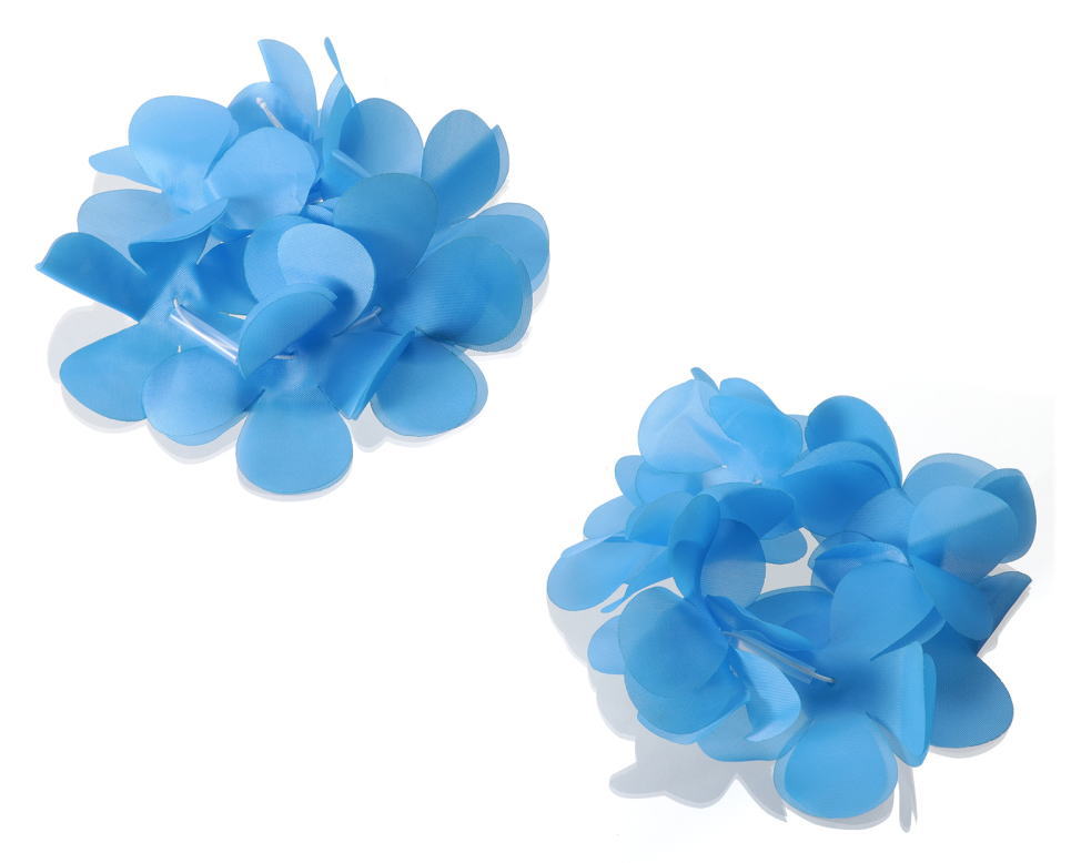 きれいで大きな花びらのうでわです。 ダンスやステージの衣装のワンポイントにおすすめです。 サイズ：約φ100×65mm 材質：ポリエステル