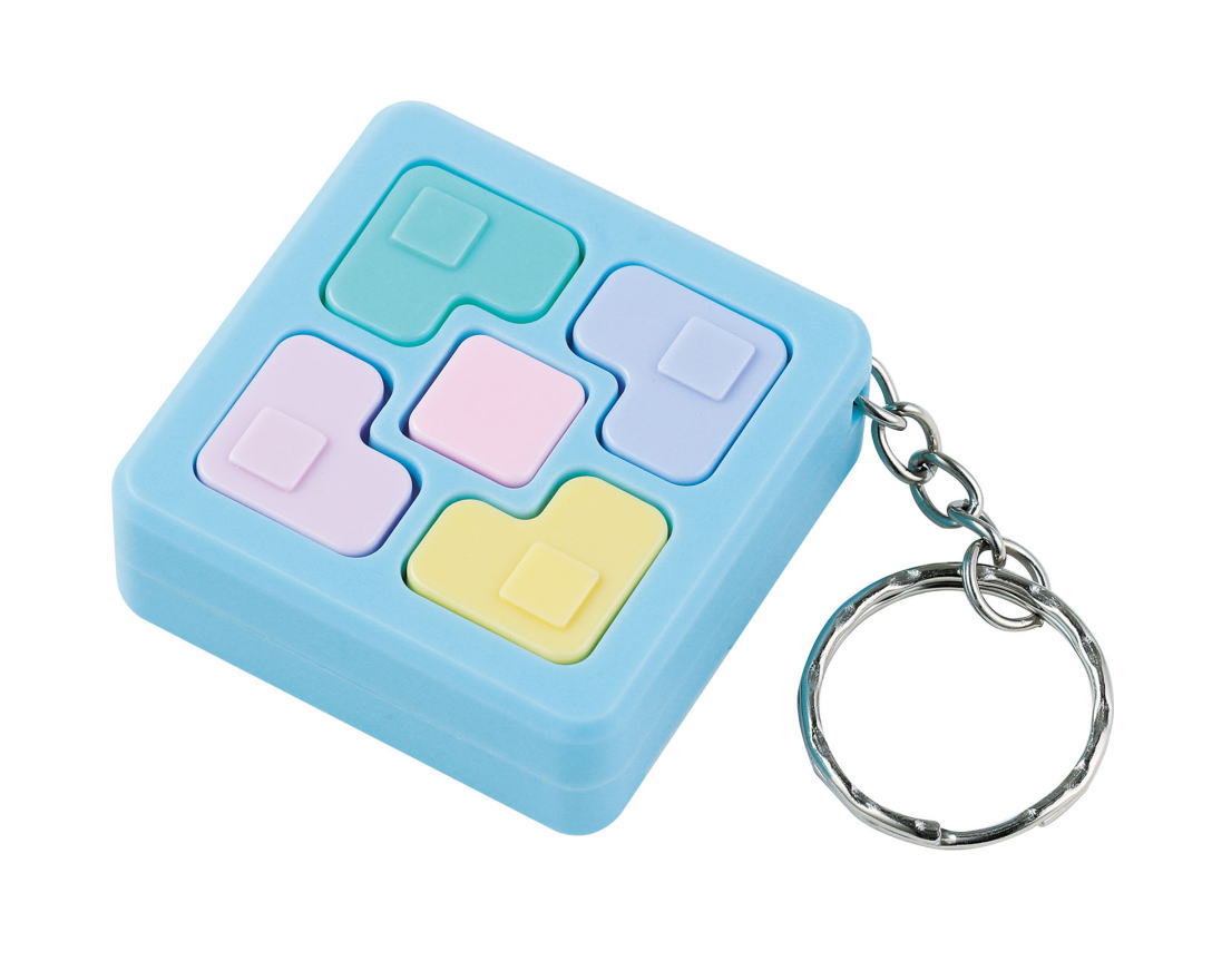 遊びながら記憶力を鍛えられる！！ 光った順番を覚えてボタンを押すゲームです。 正解するたびに光るボタンが増え、難易度がどんどん難しくなります。 アルカリボタン電池（LR1130）内蔵。電池交換可能。 サイズ：48×48×17mm 材質：ABS