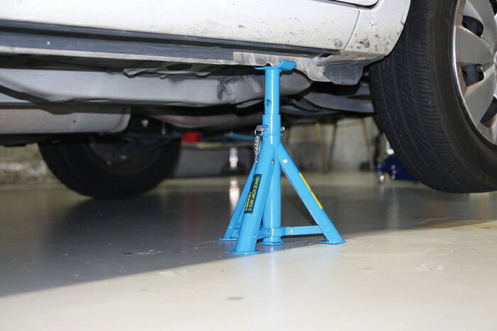 ★特長★ ・自動車修理やタイヤ交換等で活躍 ・折り畳み式でコンパクト ★仕様★ ・耐荷重:2t ・高さ(1段目):269mm ・高さ(2段目):314mm ・高さ(3段目):363mm ・質量:1.6Kg(1本)×2