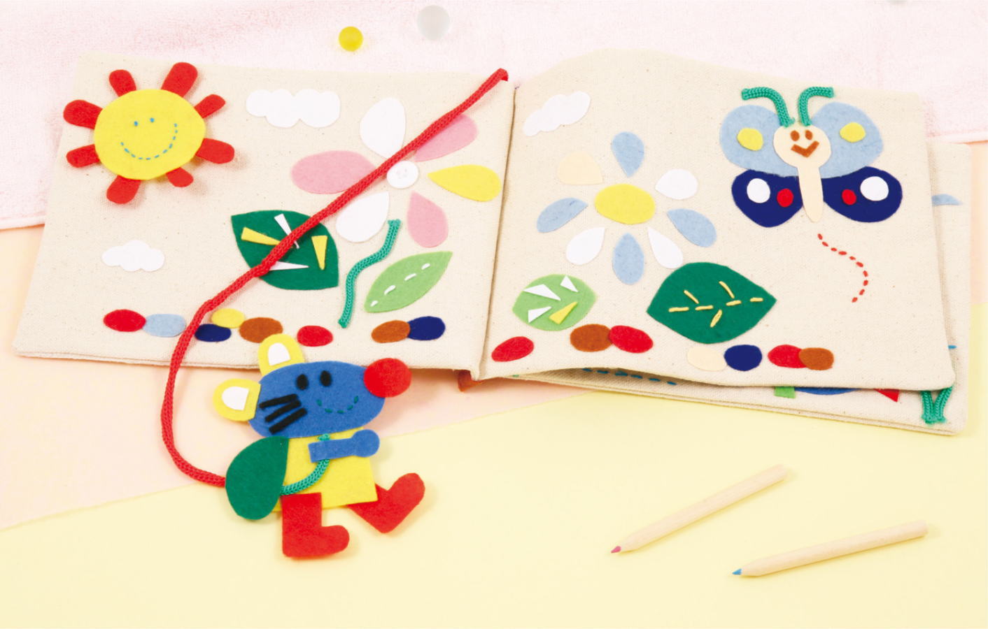 色々な素材を使って、読んで楽しい布絵本を完成させよう！ できあがりサイズ約230×170×13mm 帆布生地（180×460mm）×3、フェルトシール10枚組（100×100×1mm）×1セット、フェルト5色組[黄・赤・青・緑・茶]（100...
