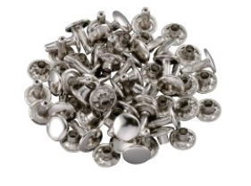 【カシメ】 型番 品名 サイズ 入数 下穴サイズ 51359 小カシメ 頭径：6mm(厚さ1.5〜3.5mm迄) 足長：6mm 鉄製+ニッケルメッキ 30組入 2.5mm 51365 大カシメ 頭径：9mm(厚さ2.0〜4.0mm迄) 足長...