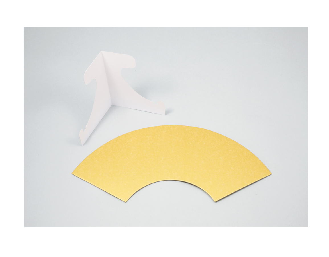 様々な画材で、にじまず描くことができる！ アクリルガッシュ・ポスターカラー・墨・ペン・水彩絵具等様々な画材でにじまず描くことができます。 サイズ：414×190×2mm セット内容：金扇面×1、台座×1