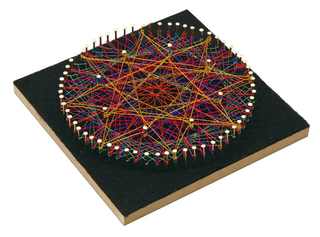 規則的に張ったカラフルなワイヤーが美しい幾何学模様を描き出します。 MDFベース台：170×170×10mm セット内容：MDFベース台（フェルト付）×1、カラーワイヤー（赤・青・黄・緑・紫）×1セット、しんちゅうメッキ釘×100、釘ばさみ×1