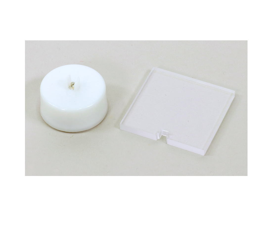 光の色がカラフルに変化する、新しいライトスクラッチシリーズです。 透明板にニードルなどで引っかき、イラストや文字などを描きます。 ライトをつけるとスクラッチ作品が美しく浮かび上がります。 卓上タイプの作品がつくれる！ 板：50×50×4mm...