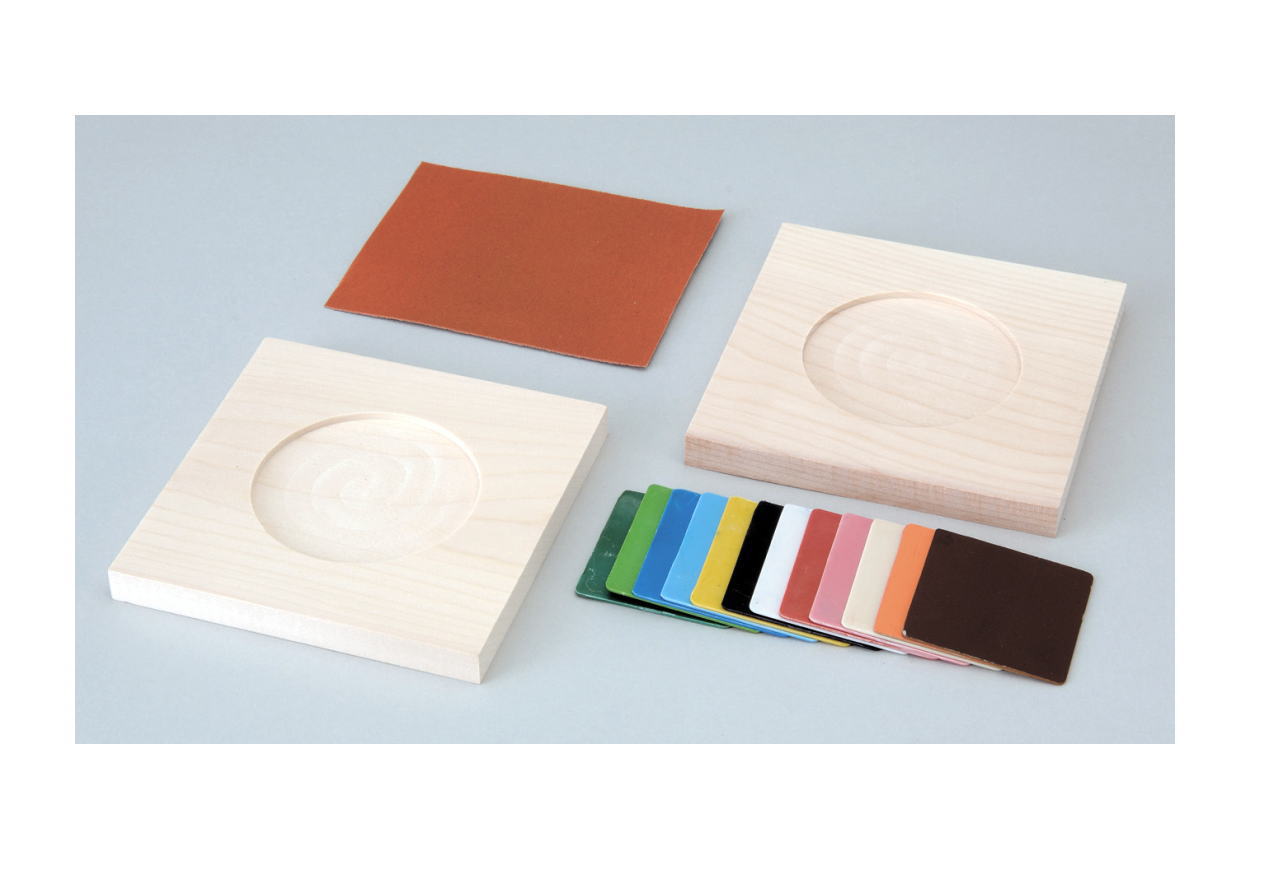 手でも自在にカットできる、モザイクの決定版！（手で簡単にちぎれます。） 木部サイズ：120×120×12mm セット内容：木部(ルーター加工)×2、サンドペーパー×1、プラモザイク12色組(小）×1、ボンド10g×1