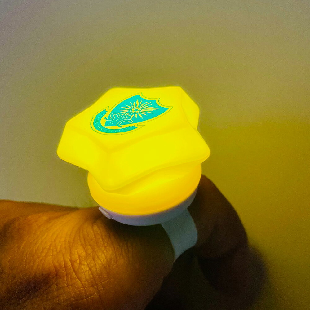 指に付けてナイトゲームを楽しめるLED単色発光のリングライト。 品名 リングライト 発光時間 3～6時間 発売元 TOCKEY SQUARE宇都宮市馬場通り4-2-19 1F株式会社栃木サッカークラブ宇都宮市二番町1-7