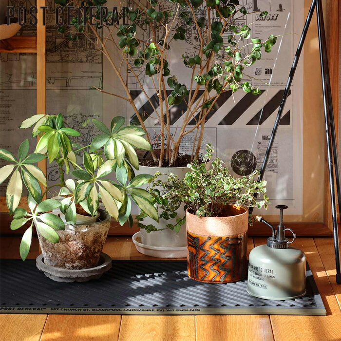 玄関をすっきりおしゃれに ●インダストリアルなデザインがおしゃれな、ラバー素材の玄関マットです。 ●靴に付いた砂や土を落として玄関を綺麗に保ちます。 ●縦幅約30cmの浅めのつくりで小サイズの空間でも使いやすく、玄関をすっきりとみせてくれま...