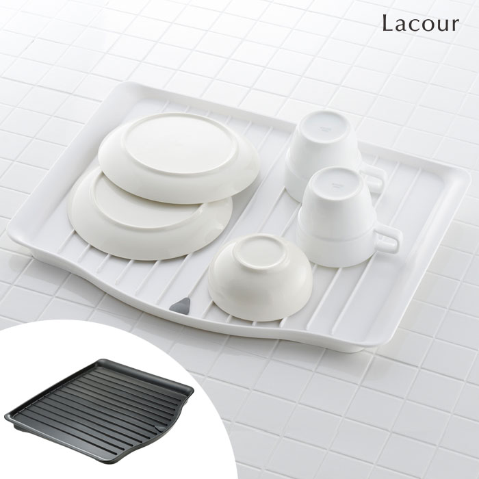 商品説明商品詳細食器やカトラリーの水切りができるトレーです。リブがあるので食器の設置面が少なく清潔に使用できます。シンクにそのまま排水できます。止水栓付きです。別売りのディッシュドレイナーLとセットで使用できます。ラクールシリーズで揃えて統...