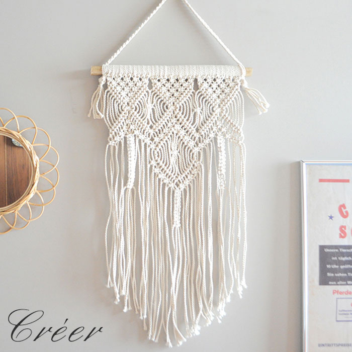 天然素材×ハンドメイドの風合いを楽しめるマクラメタペストリー ●存在感のあるマクラメウォールタペストリーです。●一つ一つ丁寧に編まれた、ハンドメイドの風合いをお楽しみいただけます。●飾るだけでお部屋を華やかに演出します。●ナチュラルコットン...