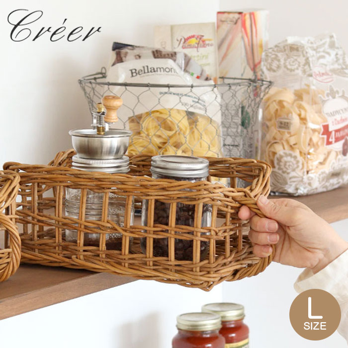 天然素材の風合いがおしゃれなバスケット 皮付きラタンの風合いを生かしたアラログのキッチンストッカーバスケット。取手付きで持ち運びも楽々。低めの棚に入れても取り出しやすいデザインです。置いてあるだけ温もりある空間に変えてくれます。お気に入りの...