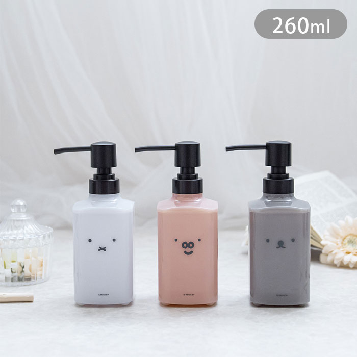 お風呂の棚にすっきり収まるスリム形状 洗面所にピッタリのミニサイズのディスペンサーです。　コンパクトなサイズ感ですっきり収まる角型です。　ミッフィーたちのお顔と落ち着きのあるカラーが大人可愛いデザインです。　広い間口で詰め替えが簡単です。　...