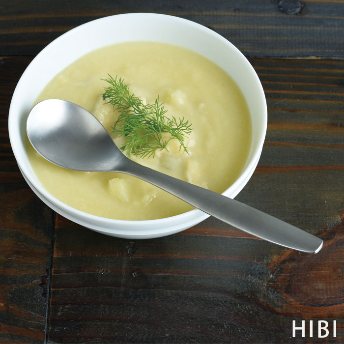 少し小ぶりなサイズ感が手にしっくりと馴染むHIBIのカトラリー ずっと暮らしの中心にあり続ける、定番となるテーブルウェアHIBI。すくいやすさや口当たり、重量バランスにもこだわりました。なだらかな曲線とほどよい厚み、少し小ぶりなサイズ感が日...