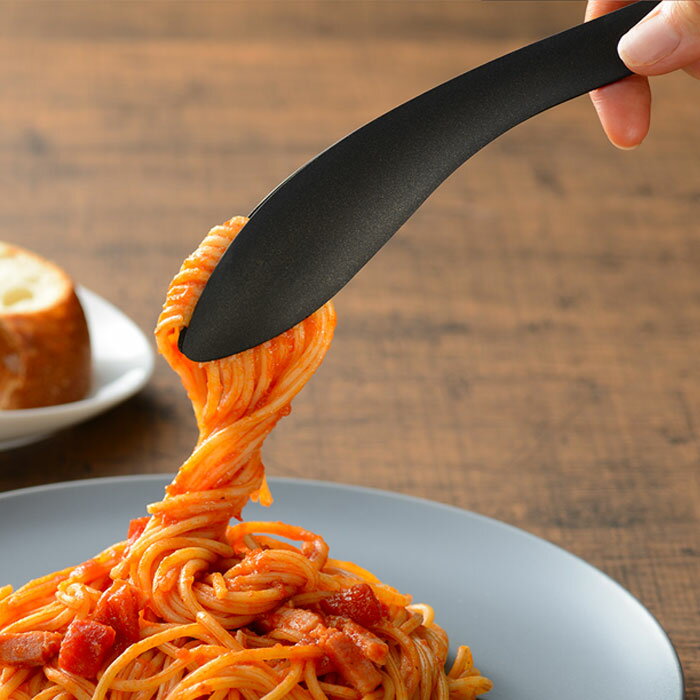 もりつけトング トング ブラック ●軽いにぎり心地でしっかりつかめる、ロングサイズの盛り付けトングです。●特許取得のバネ構造と開き角度にこだわり、やわらかな使い心地を実現しました。●先端がぴったりくっつくので、生ハムなどの薄いものもつかめま...