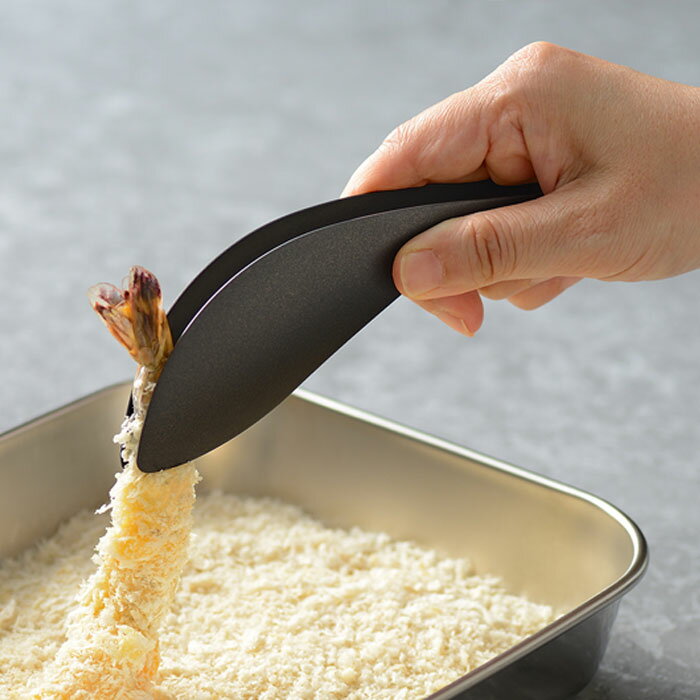 トリワケトング ブラック ●サラダや大皿料理など、料理をとりわけするときに大変使いやすいトングです。●先端が細くなっているので、小さな物や薄い食材も簡単につまむことが可能です。●使わないときは、ひっくり返して置くことで、先端部分が浮きあがっ...