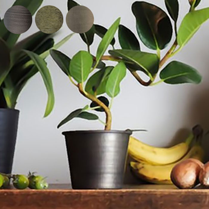 水が漏れず錆びにくい機能性抜群のポット 耐久性があり使いやすい一枚の板金から作られており、水漏れしない構造になっています。また、錆びにくいアイアン素材にラッカー加工が施されているので耐久性もあり、長くお使い頂けます。どことなく工業的だけどグ...