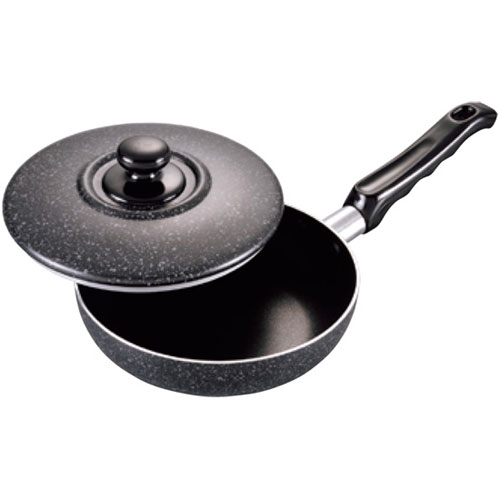 【CC】キッチン>フライパン>フタ付フライパン軽くて使いやすく、金属ヘラも使用できます。メーカー前川金属工業所商品外寸(mm)165×深さ42その他軽くて使いやすく、金属ヘラも使用できます。材質・原材料本体：アルミニウム（内面フッ素加工）、...