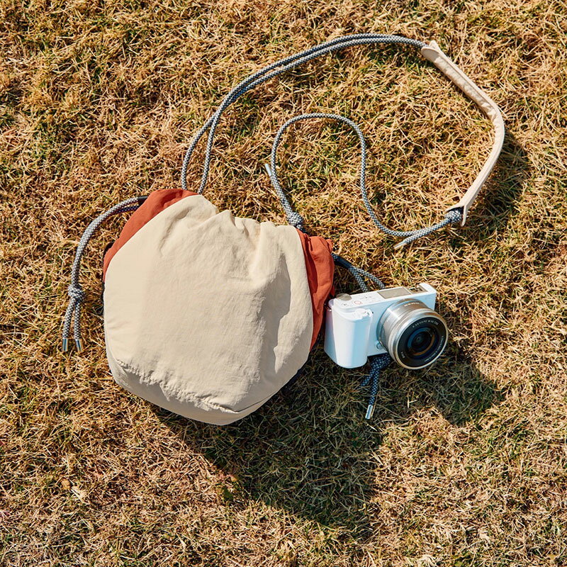 【取り出しが楽】開け口は巾着タイプで、紐はドローコード付きで、カメラの出し入れが迅速で簡単なだけでなく、しっかり口を閉めてじることができ、荷物の落下を防ぎます。 【商品の仕様】サイズ：約26*10*20cm/重量：約170g