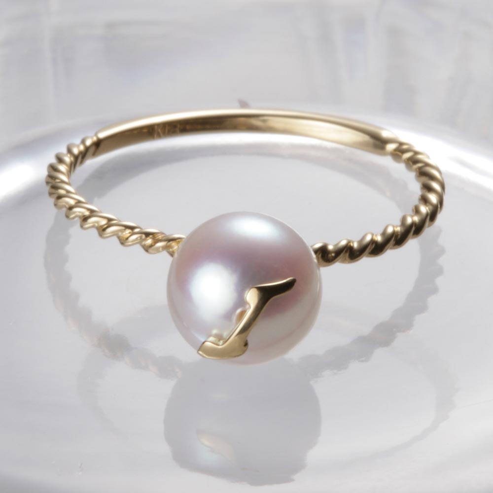 お手もとにさり気なく貴女だけのイニシャルを・・・。パールに I のイニシャルパーツがついたかわいいイニシャルリング。キュートなアルファベットの字体をイニシャルとして新たにデザインしました。繊細な印象のリング枠もオシャレです。お手持ちのリング...