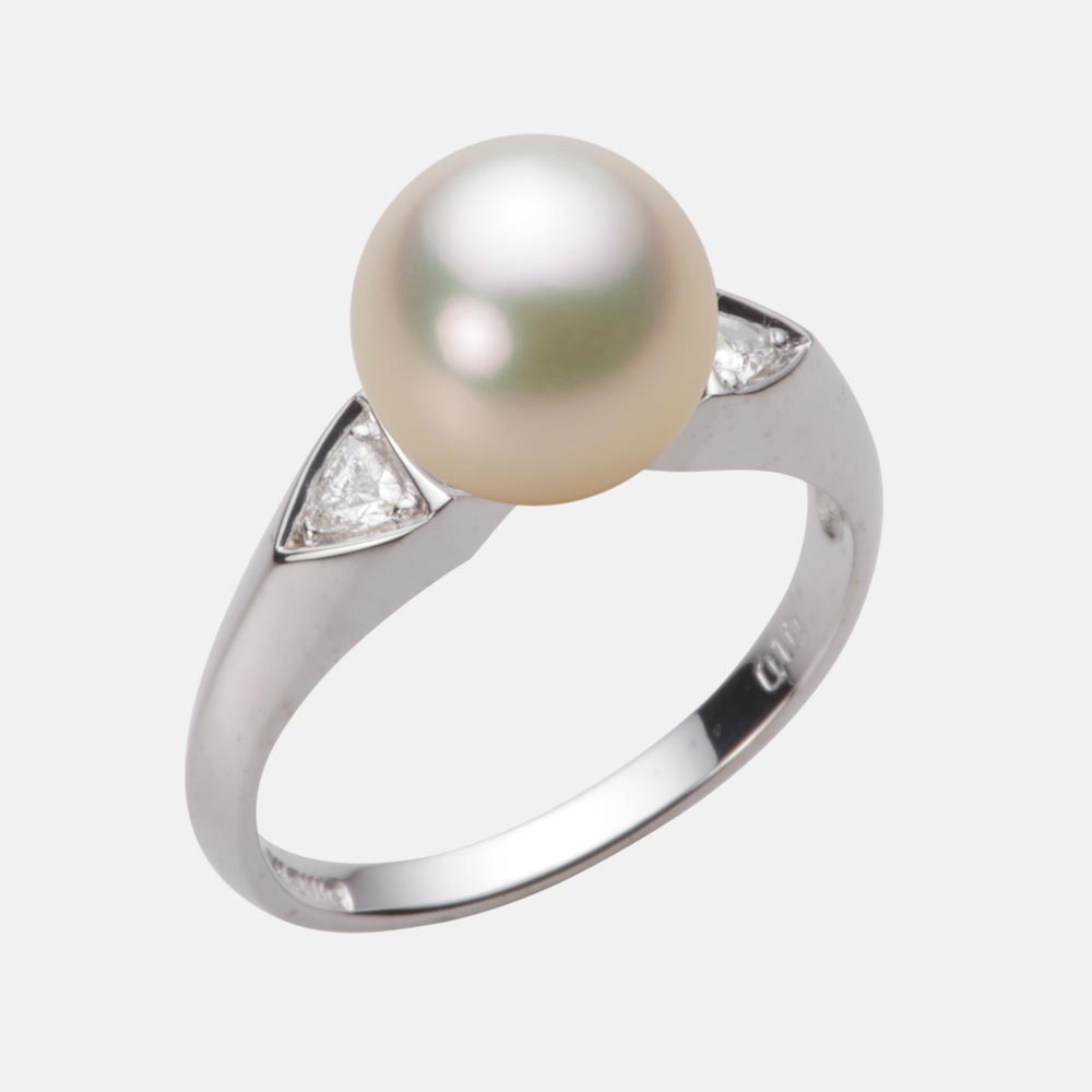 真珠を引き立てるためにセンターの左右にトリリアントカットのダイヤモンドをあしらったデザインのリング。ダイヤモンドと真珠が輝きあい、しっかりとしたアームが指もとに存在感と華やかさを上品に演出します。真珠のサイズは、セレブリティーなサイズの9....