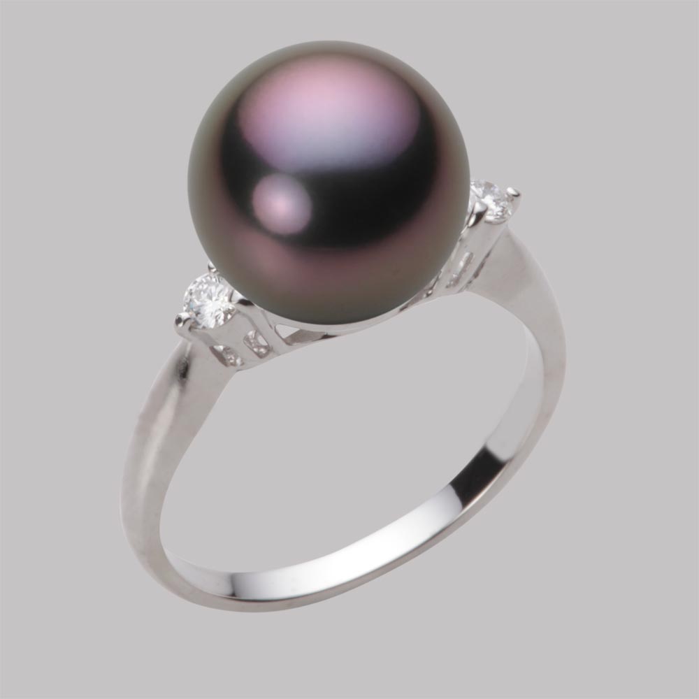 センターに向かって絞り込まれたアームの左右にダイヤモンドをあしらったフェミニンなデザインのリング。真珠の輝きを両脇でダイヤモンドがやさしく包み込み、絞り込まれたアームがあなたの指もとを美しく見せます。真珠のサイズは11mm。このサイズはタヒ...