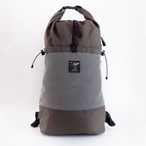 いつもの六甲の裏山散策でいちばんちょうど良い約12L のサイズ感とデイハイクでの使い勝手が良いバックパックを目指しました。 低山のデイハイクはもちろん街での普段使いでもキレイに見えるデザインとバランスは1番拘った部分。何度もフィールドテスト...